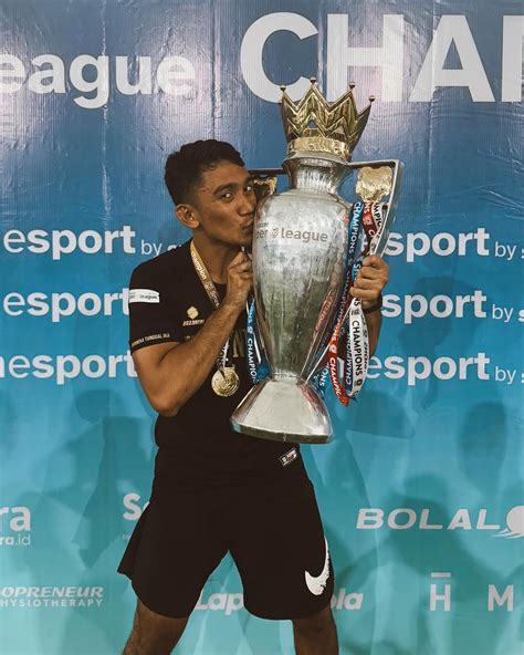 Potret Ariel Tatum Ikut Angkat Piala Kemenangan Daffa Wardhana Saat