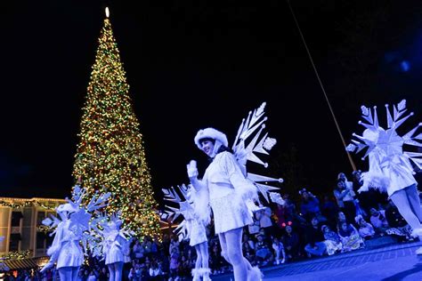 Photos Video A Christmas Fantasy Parade Returns To Disneyland