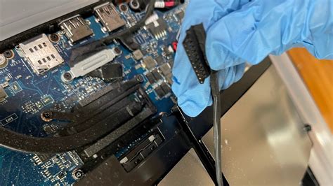 How To Safely Remove A Swollen Battery From Your Laptop Tom S Hardware