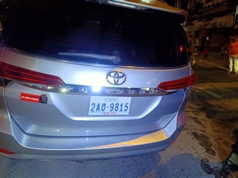 រថយន្តទំនើប Ford Tuner បើកបុករបាំងថ្មពុះចែកទ្រូងផ្លូវកល់ជាប់ទៅមុខលែងរួច រងការខូចខាតយ៉ាងដំណំ