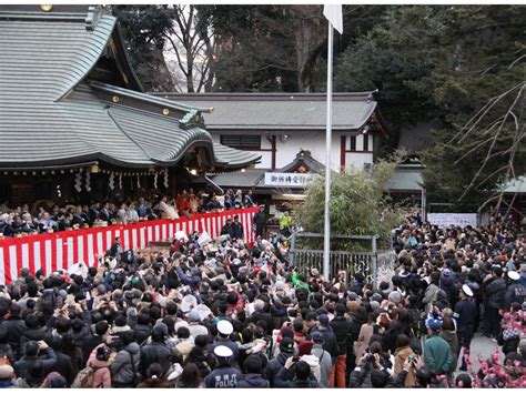 大勢のゲストが並んで行う大國魂神社の豆まき式過去の様子 調布経済新聞