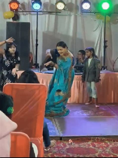 ‘उई अम्मा गाने पर आंटी ने किया जबरदस्त डांस स्टेप्स देख धड़का लोगों