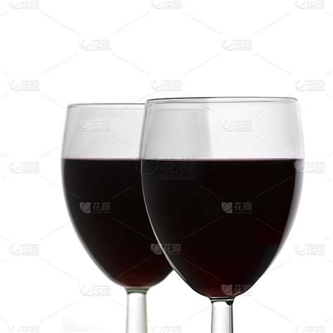 装满红酒的杯子