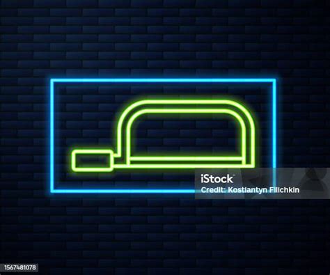 빛나는 네온 라인 쇠톱 아이콘은 벽돌 벽 배경에 분리되어 있습니다 나무와 금속을위한 금속 톱 벡터 강철에 대한 스톡 벡터 아트 및 기타 이미지 Istock