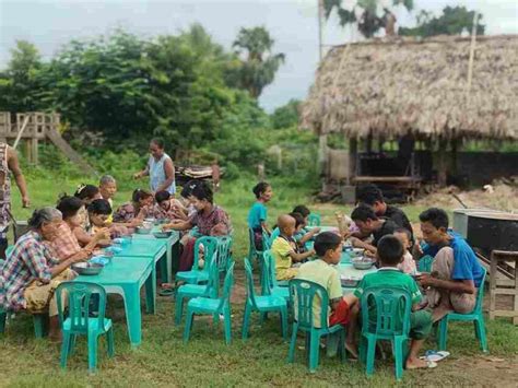ဆားလင်းကြီးမြို့နယ်ရှိ စစ်ဘေးရှောင် ပြည်သူများကို အစားအသောက်များ ကျွေးမ