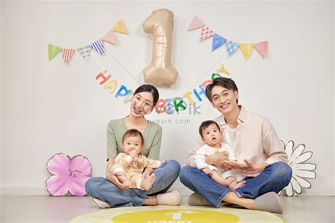 생일파티에서 단체 사진을 찍고 있는 4인 가족 사진 무료 다운로드 Lovepik
