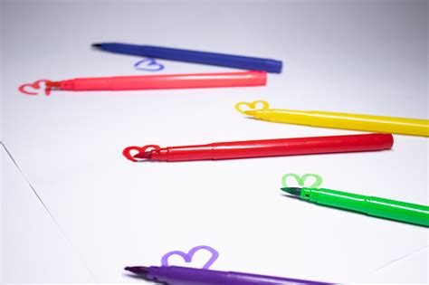 옆에 그려진 하트가 있는 여러 가지 색상의 펠트 팁 펜 문구 개념 복사 공간을 복사합니다 격리 개체 그룹에 대한 스톡 사진 및 기타 이미지 Istock