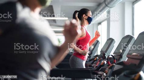 체육관에서 러닝 머신에 운동을하고 얼굴 마스크를 가진 여자 코로나 바이러스 개념 2명에 대한 스톡 사진 및 기타 이미지 2명