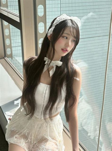 장원영 청순함에 섹시 매력 더해 독보적인 인형 미모 눈길