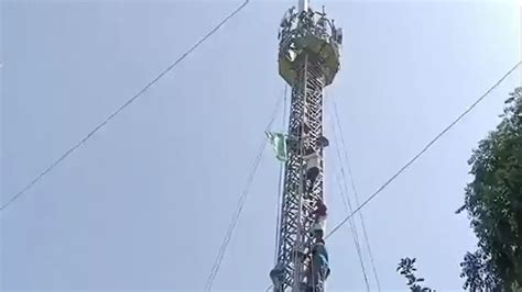 Farmers Protest At Jantar Mantar Tamil Nadu Farmers Climb Atop Mobile