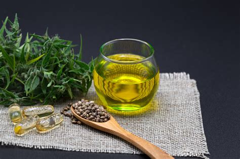 검은 배경에 유리 항아리에 대마 씨앗과 대마 오일 의료 마리화나 개념 Cbd 대마초 오일 Thc에 대한 스톡 사진 및 기타
