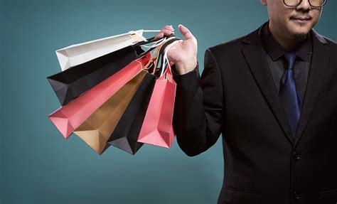 Merapatkan Manusia Dengan Tas Belanja Terisolasi Dengan Latar Belakang