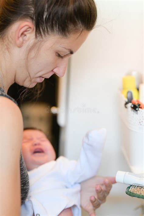 La Mère Lave Lenfant La Maman Méconnaissable Baigne Son Fils Dans L