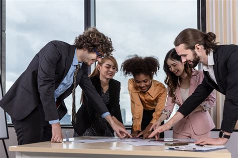 다양한 동료들이 브레인스토밍에 모여 함께 통계에 대해 토론합니다 20 24세에 대한 스톡 사진 및 기타 이미지 20 24세 25 29세 30 34세 Istock