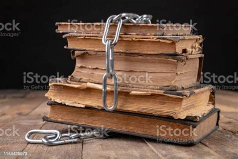 새로운 반짝 체인에 관련 된 오래 된 책 나무 테이블에 금지 된 오래 된 작품 예술가 어두운 배경입니다 0명에 대한 스톡 사진 및 기타 이미지 Istock