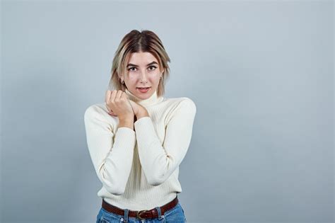 젊은 여자 보이는 행복 하 고 흥분 유지 엄지 손가락 아래 턱 갈색 머리에 대한 스톡 사진 및 기타 이미지 갈색 머리 금발
