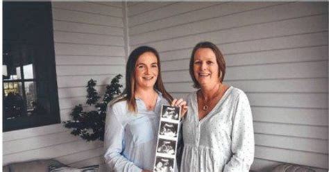 자궁 없는 딸 대신 대리출산…‘손자 임신한 54세 할머니