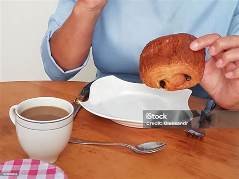 전통적인 프랑스 아침 식사 테이블에 파란 드레스에 여자 크로 상와 커피 갈색에 대한 스톡 사진 및 기타 이미지 갈색 드레스 마실 것 Istock