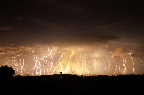 배경 화면 경치 밤 하늘 구름 번개 폭풍 저녁 바람 수평선 분위기 우뢰 전기 같은 빛 장시간 노출 나무 조명 뇌우 어둠 기상 현상 적운