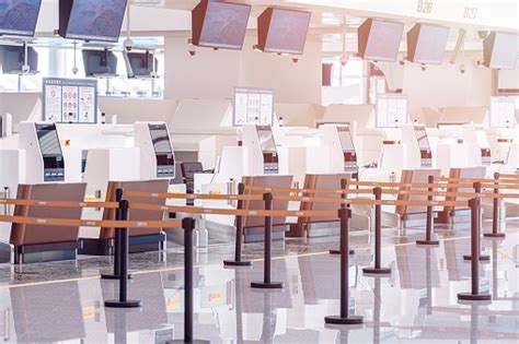 Daxing 국제 공항 공항 수하물 보안 및 체크인 Xray 및 금속 탐지기가 있는 공항 보안 지점 0명에 대한 스톡 사진 및