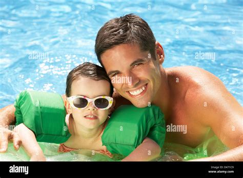 Vater Und Tochter Mit Armbinden Im Schwimmbad Stockfotografie Alamy