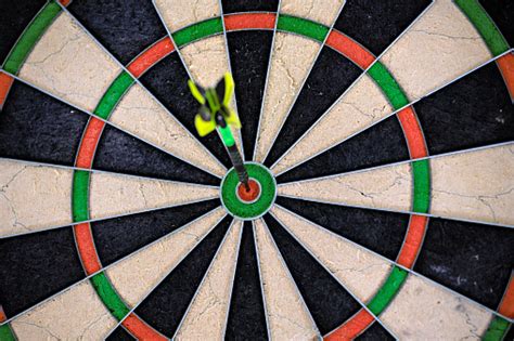 검은 색과 녹색 다트 하나가 다트 판의 과녁에 갇혀 있습니다 다트 보드를 닫습니다 Bdo World Darts