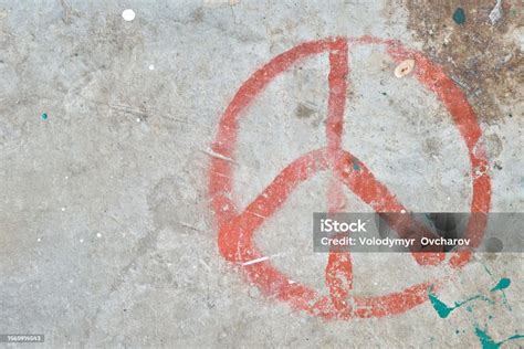 얼룩이 있고 평화 군축 반전 및 반핵 운동의 국제 상징의 빨간색 표시가 있는 콘크리트 벽 텍스트를 위한 공간이 있습니다 0명에