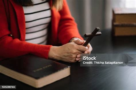 성경에 간단한 나무 기독교 십자가의 근접 촬영 희망 신앙 기독교 종교의 개념 가리기에 대한 스톡 사진 및 기타 이미지 가리기 경전 교회 Istock