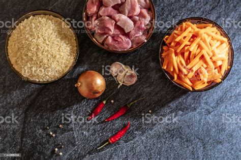 어두운 배경에 필라프 쌀 고기 양파와 당근을 만들기 위한 재료 고기에 대한 스톡 사진 및 기타 이미지 고기 당근 러시아