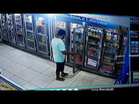 Câmera de Segurança flagra homem furtando mercado e funcionário recuperando produto
