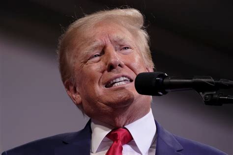 Donald Trump declara en demanda por presunta violación de columnista de
