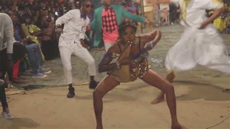 Sabar Leumbeul Spectaculaire Elle Se D Shabille A Plaine Publique
