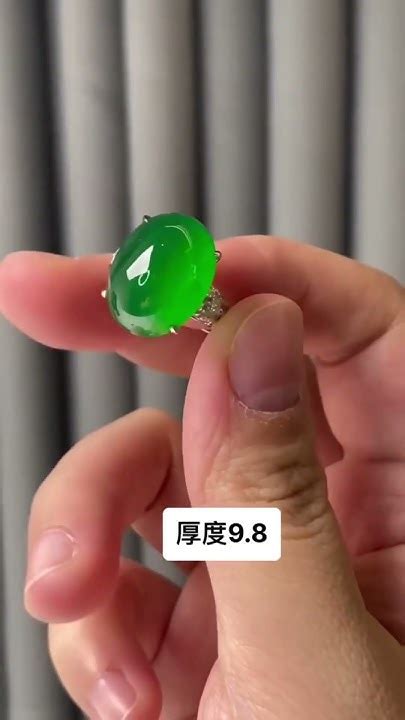 当戒指够饱满的时候，不用花里胡哨的镶嵌，就用四爪镶就好。天然翡翠 Shorts 翡翠 玉石 自然 手工 玉 珠宝首饰 知识