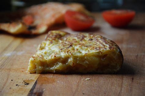 Tortilla de Patatas con cebolla y jugosa receta de cocina española
