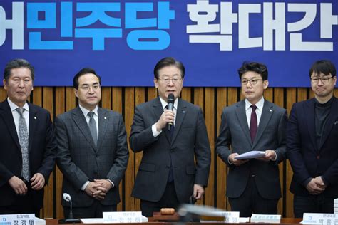 이재명 반일·민생으로 위기 돌파 시도박지현 “결단하라” 전자신문