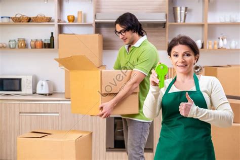 새 아파트로 이사하는 엄마와 아들 사진 사진 무료 다운로드 Lovepik