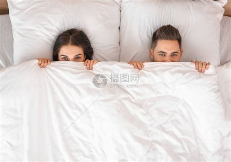 在家躺在床上的年轻夫妇高清图片下载 正版图片506491009 摄图网