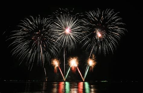 파타야 국제 불꽃놀이 축제에서 촬영한 아름답고 다채로운 불꽃놀이 야경 0명에 대한 스톡 사진 및 기타 이미지 0명 12월