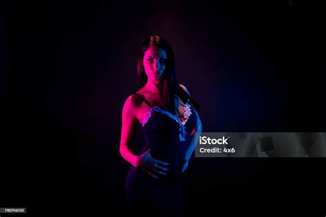 전면보기3039세 성인 의 카메라를 보고 아름다운 브라질 민족라틴 아메리카히스패닉 민족 여성젊은 여성 앞의 다색 배경색 배경 진지한자신감집중 30 34세에 대한 스톡 사진