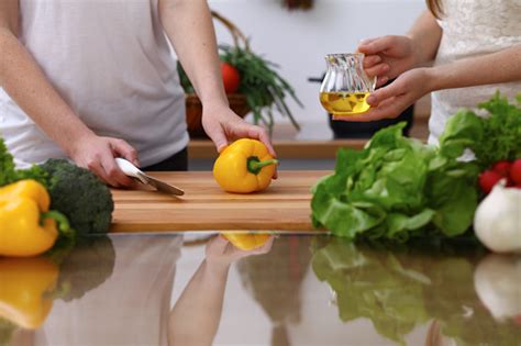 부엌에서 요리 하는 인간의 손에의 근접 촬영 어머니와 딸 또는 두 여성 절단 피망 신선한 샐러드 건강 한 식사 채식 음식과 라이프 스타일 개념 가까운에 대한 스톡 사진 및