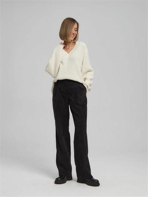 Вельветовые штаны на белом фоне — купить по низкой цене на Яндекс Маркете