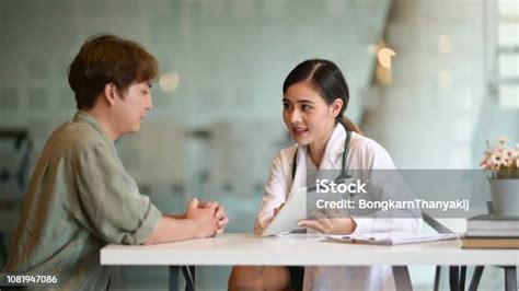 디지털 태블릿에 환자 몇 가지 정보를 보여주는 의사의 샷 의사에 대한 스톡 사진 및 기타 이미지 의사 태블릿 환자