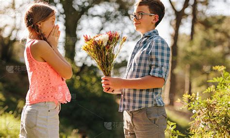 一个男孩用鲜花向他的女朋友求婚