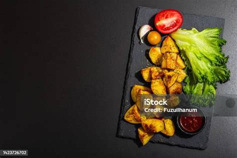 비건 채식인은 소스와 향신료로 구운 감자 신선한 야채와 샐러드 잎을 곁들인 건강 식품 검정색 배경에 대한 스톡 사진 및 기타 이미지 검정색 배경 비거니즘 음식