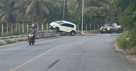 Motorista Perde Controle E Carro Para Em Cima De Mureta Na Avenida