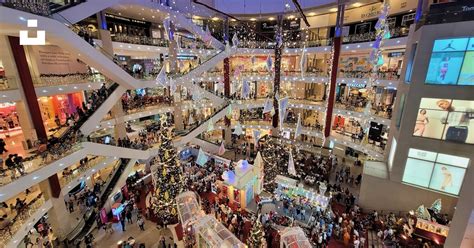 Un Centro Comercial Lleno De Mucha Gente Caminando Foto Imagen De