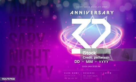 보라색 추상 미래 공간 배경에 32 주년 기념 로고 템플릿 하이테크 네트워크 디지털 기술 개념 설계 요소로 숫자를 축하하는 32