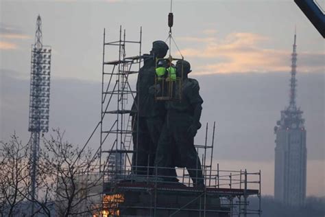260 000 лв струва демонтажът на фигурите от Паметника на Съветската