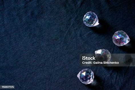 그룹 기하학적 모양 플라톤 몸 다면체 금속 및 유리 금은 청동과 돌의 다각형 개체의 집합입니다 그림 추상 반사의 배경 그림 0명에 대한 스톡 사진 및 기타 이미지 Istock