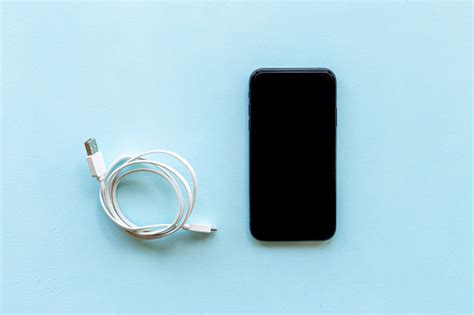 충전 및 코드 충전기용 Usb 케이블이 있는 스마트폰 0명에 대한 스톡 사진 및 기타 이미지 0명 Brand Name